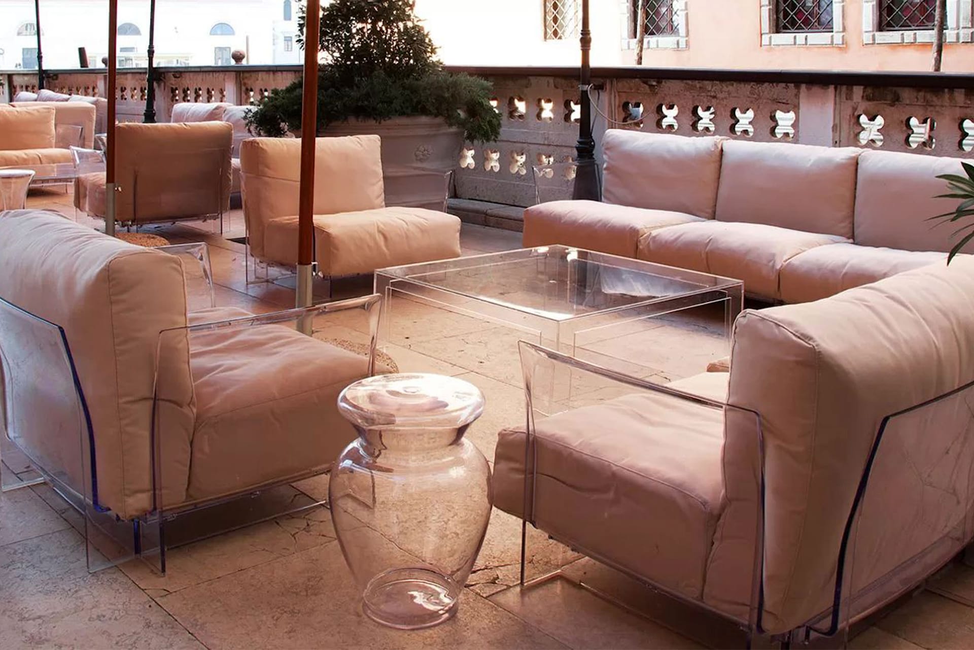 Kjøp Invisible Coffee Table fra Kartell | nordiskagalleriet.no