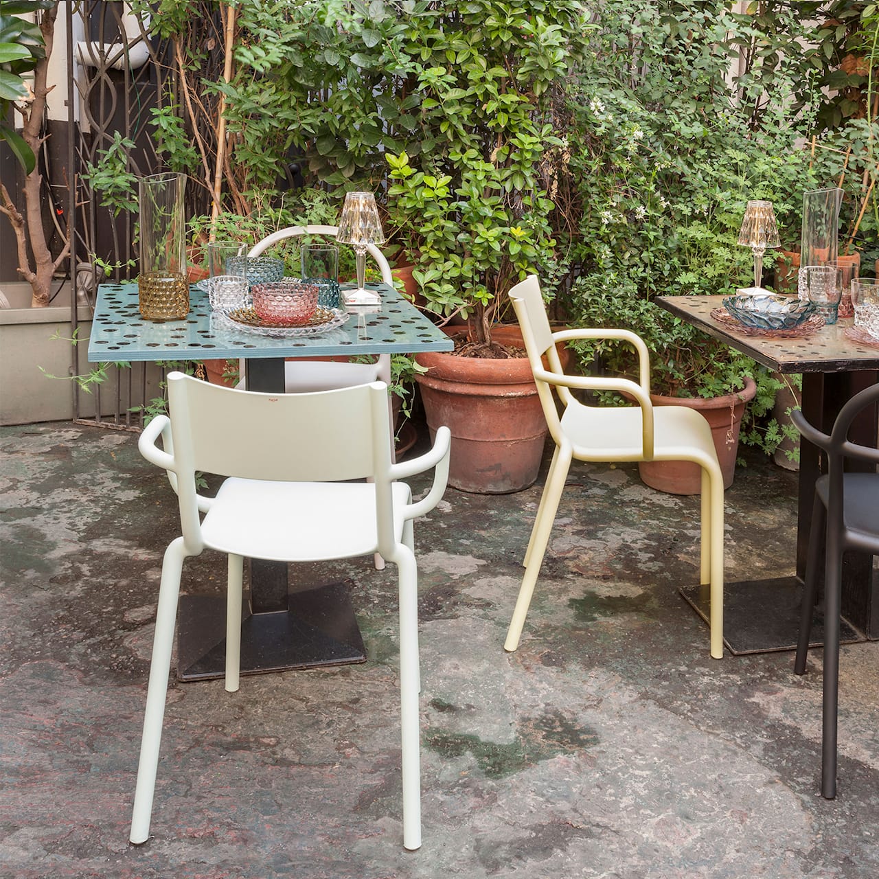 Köp Victoria Ghost Chair från Kartell | Nordiska Galleriet