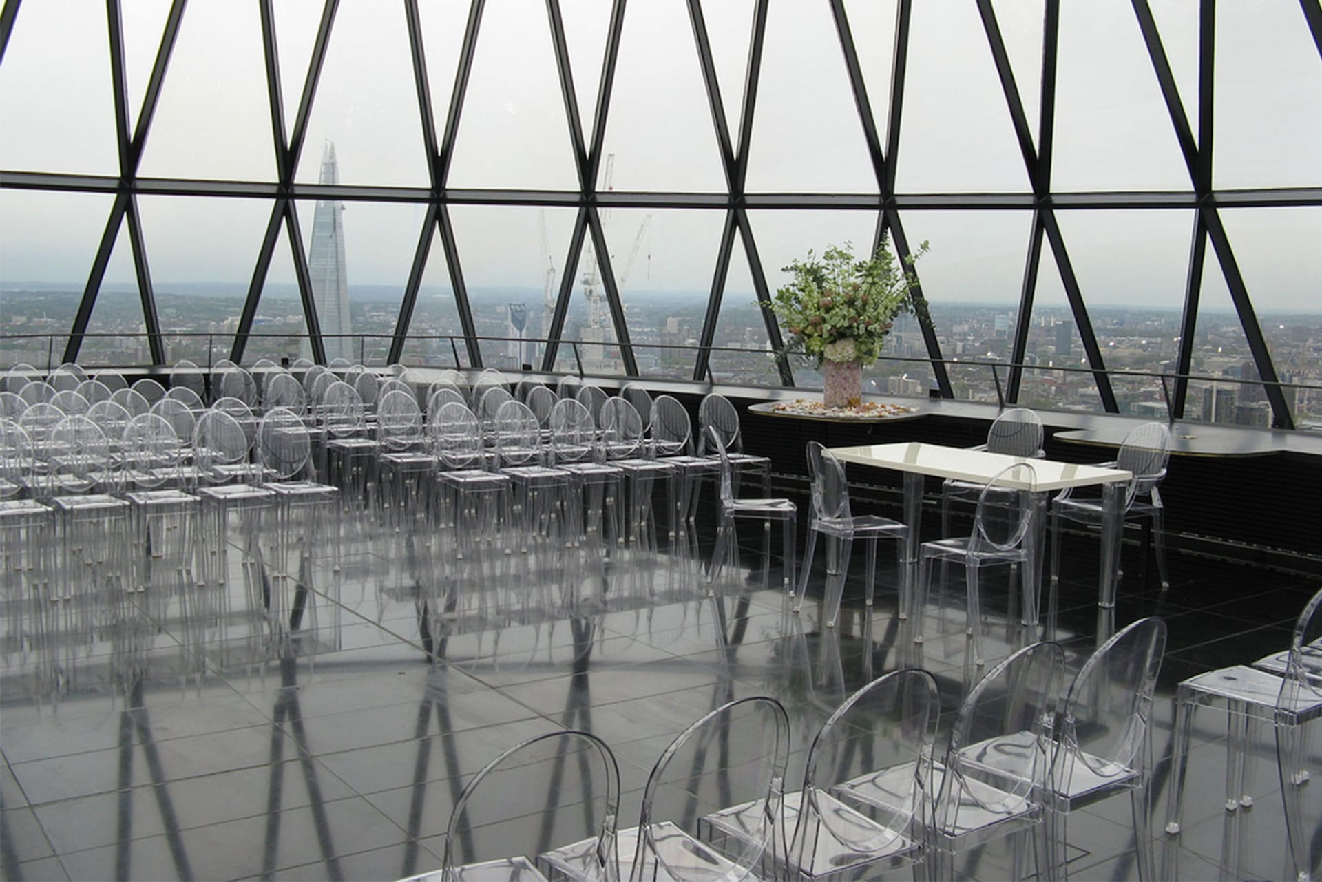 Köp Victoria Ghost Chair från Kartell | Nordiska Galleriet